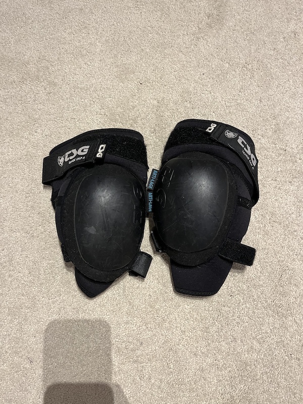 TSG Tahoe Cap A Knee pads- Size Small For Sale