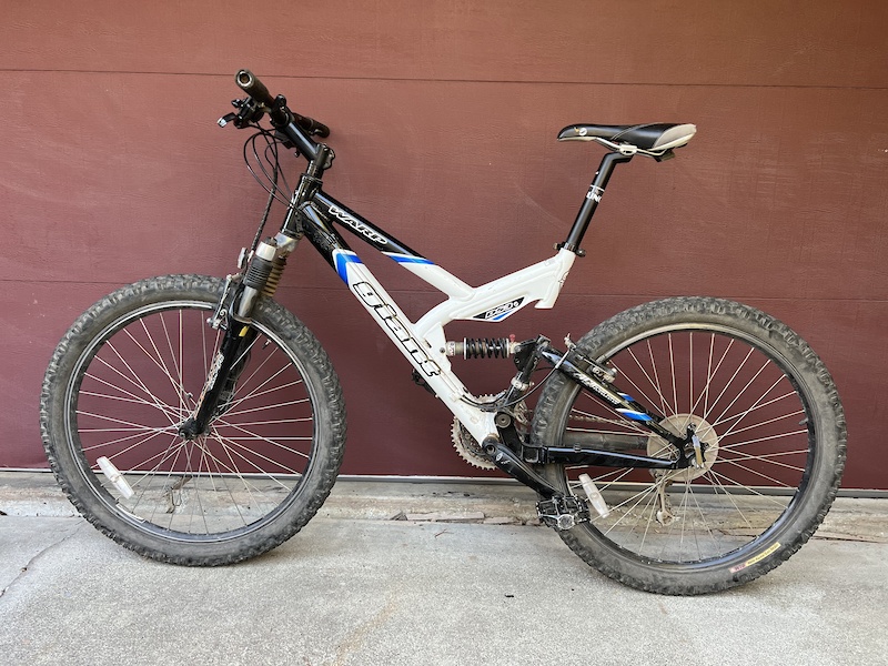 2003 Giant DS3 warp comes w/ 2 extra tubes For Sale