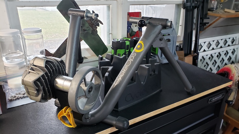 CycleOps Fluid 2 Trainer w/ Riser For Sale