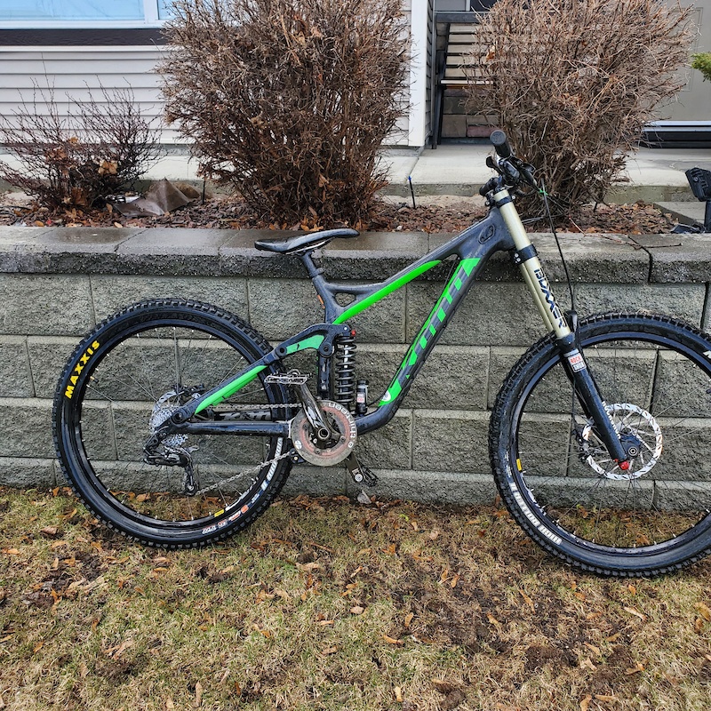 2014 Kona operator carbon with extra rims . For Sale