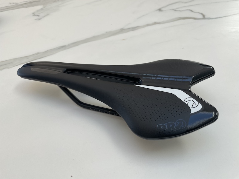 Pro Falcon saddle 142mm with stainless steel rails For Sale