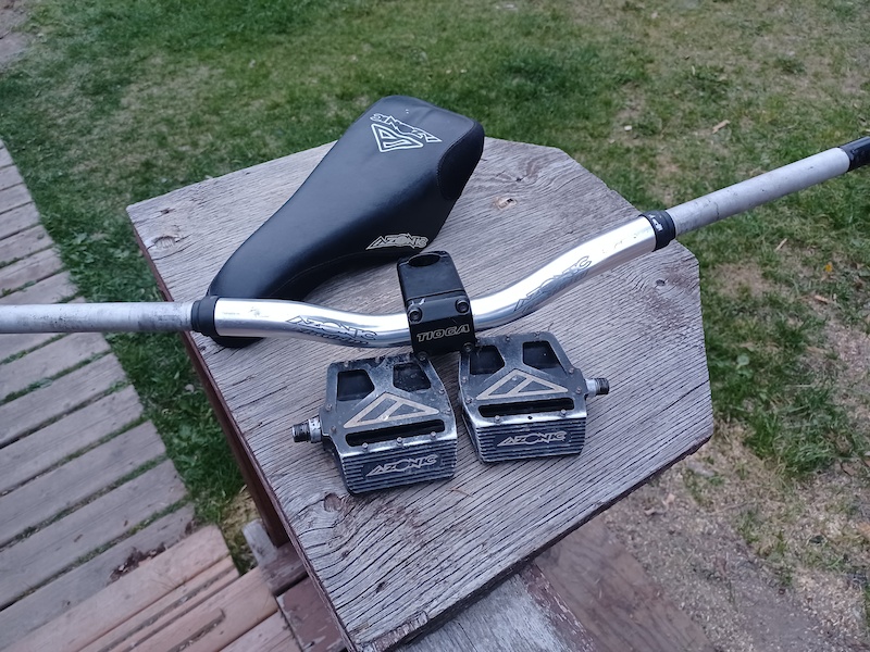 2003 Azonic love seat For Sale