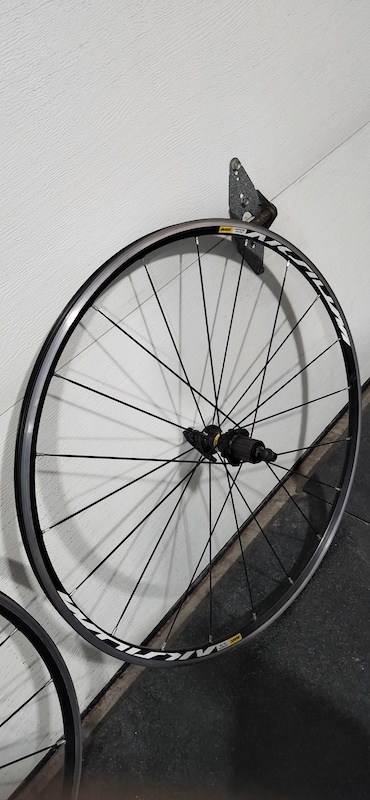 Mavic Aksium elite road bike wheels 11 spd For Sale