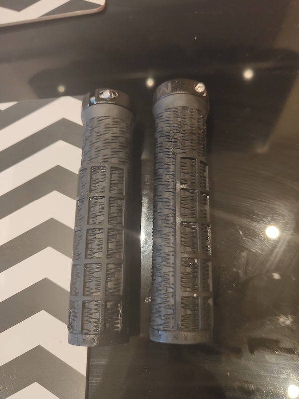 2022 Marin single lock grips - as new. For Sale