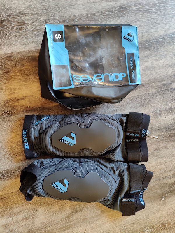 2022 Brand new in box 7idp Project knee pads size S For Sale