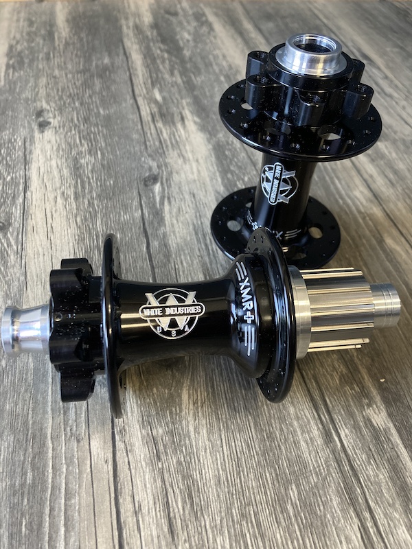 2022 White Industries hub set 148x12 110x15 32 hole count For Sale