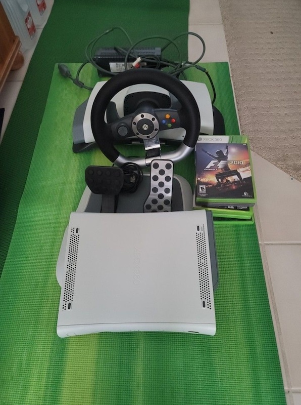 2008 XBOX 360 WRELESS RACING WHEEL COMES WITH VIDEO GAMES For Sale