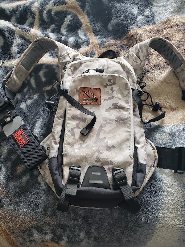 2020 USWE Patriot 9/ new 3l bladder and gopro chest mount For Sale