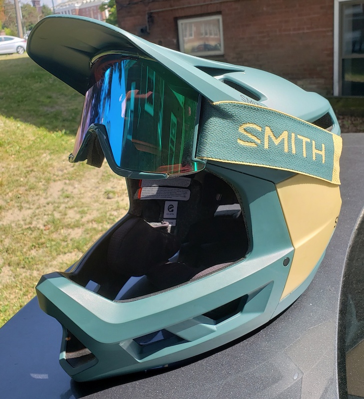 2022 Smith Mainline Large with Squad XL Goggles For Sale