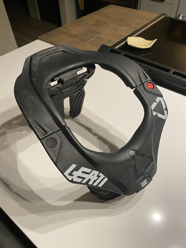 2020 Leatt DBX profile 5.5 fully adjustable neck brace For Sale