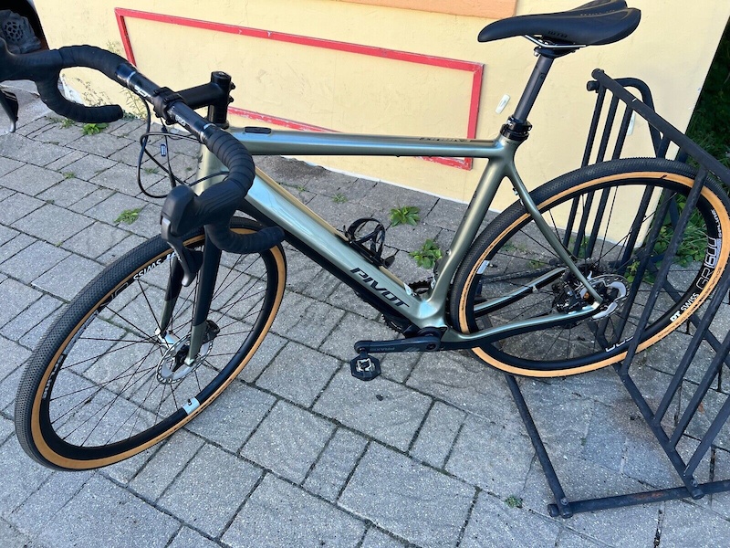 2022 Pivot eVault, Medium, Lightly Used Demo For Sale