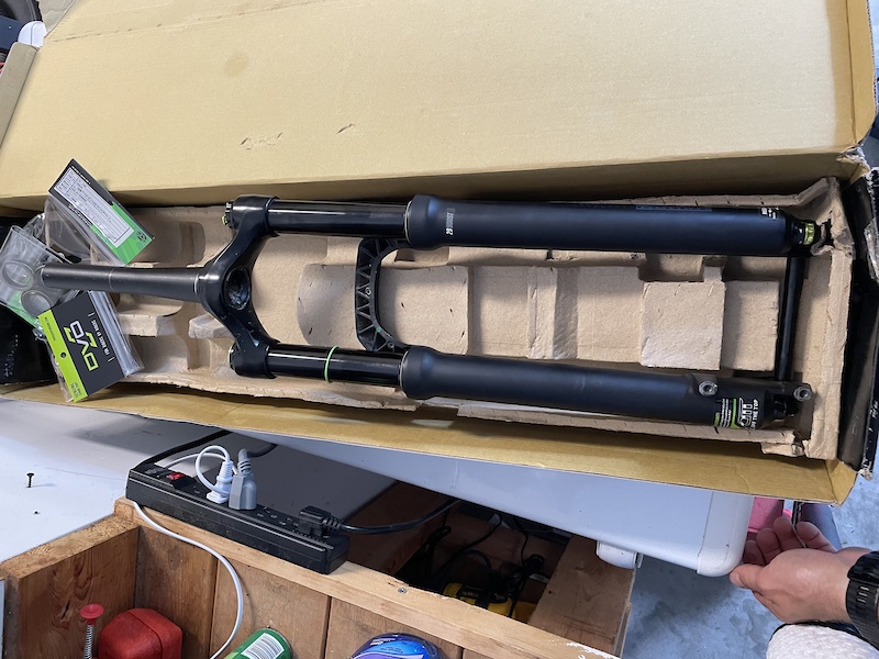 2021 Dvo diamond with extra seals and damper bladder kit For Sale