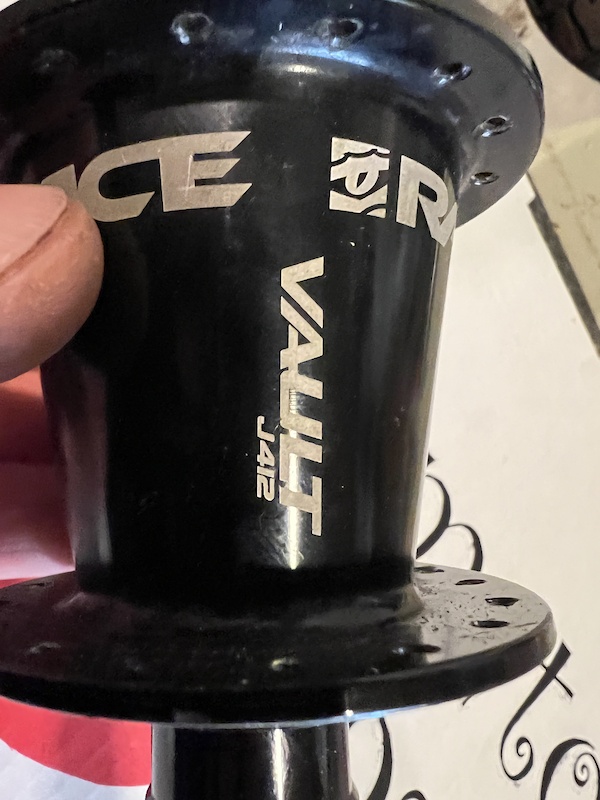 Raceface Vault Non Boost 20mm front hub For Sale