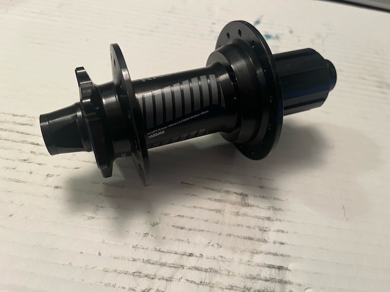 E thirteen Race Hub with steel axle For Sale