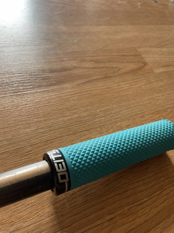 2022 Deity ridgeline 35mm alloy handlebars w/deity Grips For Sale