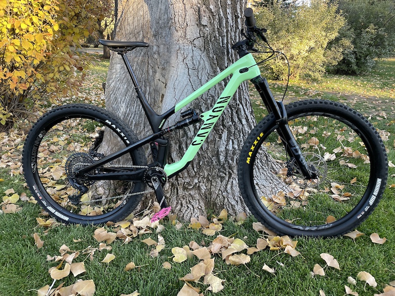 2022 Canyon Spectral CF 7 Large (Over $1K worth upgrades) For Sale