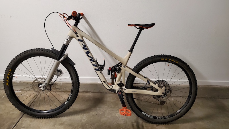 2022 Pivot switchblade Frame in great condition For Sale