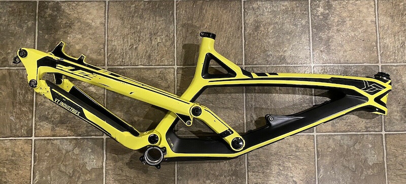 2017 YT Tues Cf Carbon Bike M Frame. For Sale