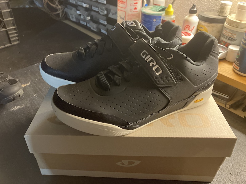 2022 Giro Chamber 2 - new in box - Gwin Colors. Size 11 For Sale