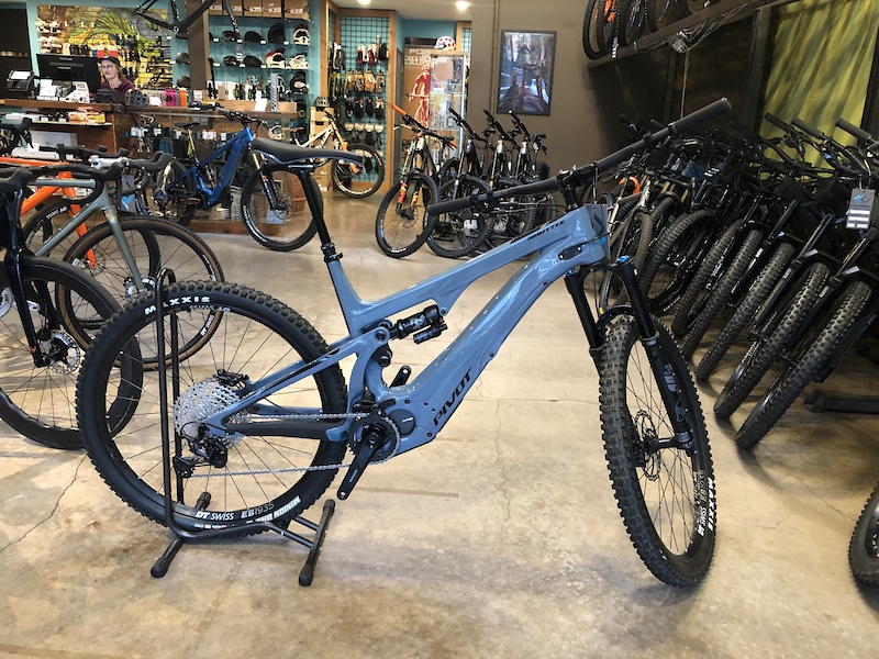 2022 Pivot Shuttle Race XT Blue L *Brand New* For Sale