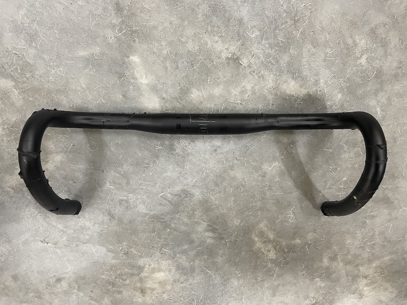 2022 Giant contact alloy handlebars, 42 width For Sale