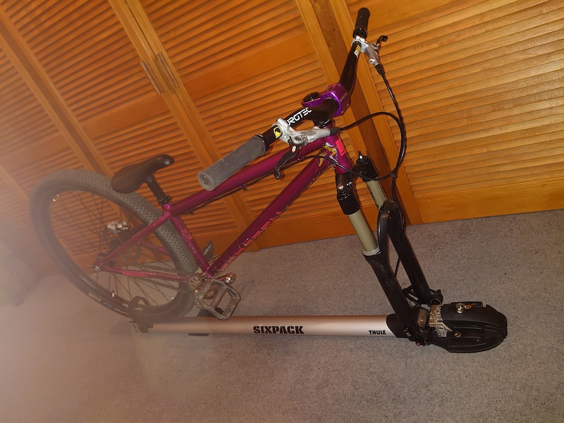 Thule roof bar mounted rack For Sale