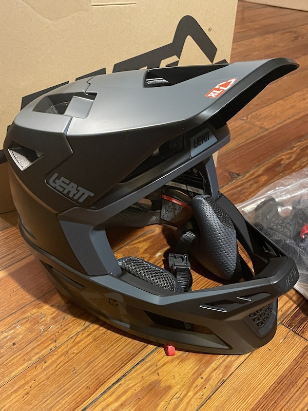 2022 Leatt DBX 4.0 XL 61-63cm For Sale