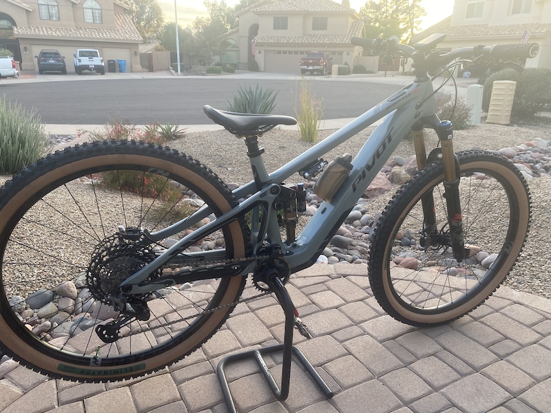 2023 Pivot Shuttle Medium Team XTR (Pending Sale) For Sale