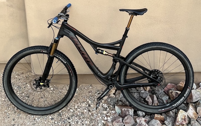 2016 Pivot Mach 429 SL w/ carbon wheels and onyx hub For Sale