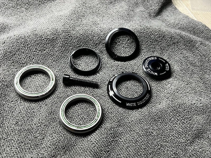 2021 White Industries is42/42 headset - black For Sale