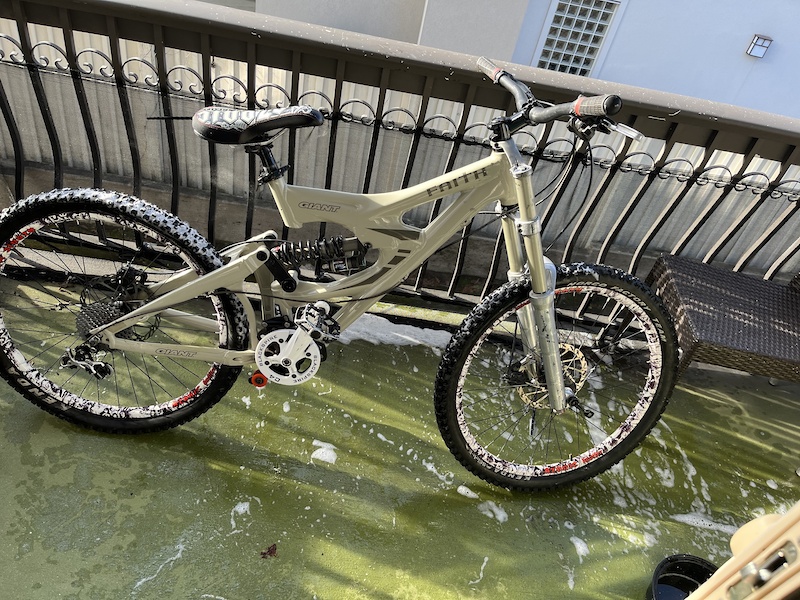 Giant faith full suspension downhill bike. For Sale