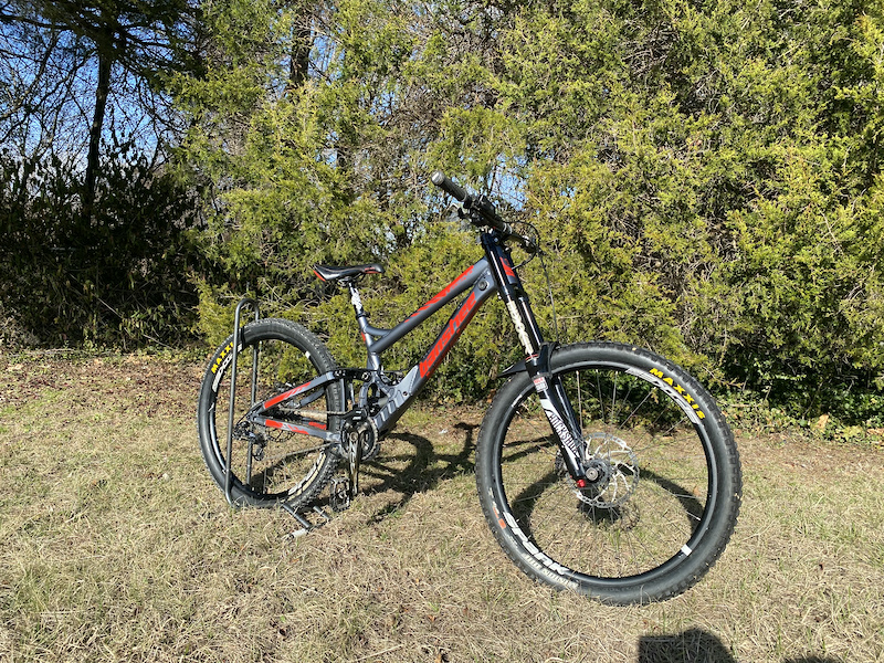 2016 Banshee Legend - Medium 27.5 - Excellent condition For Sale