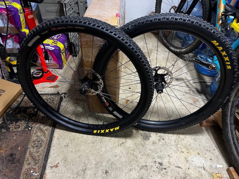 2022 Scott Syncros Silverton 2.0 30mm internal width 6 bolt For Sale