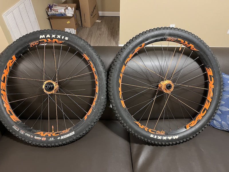 2021 Custom Raceface ARC wheels with Vault hubs For Sale