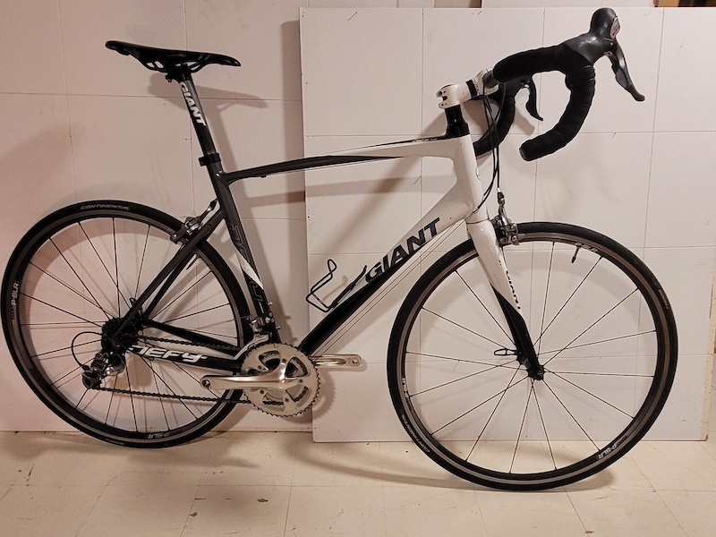 Giant Defy road bike large, 2nd wheel set and trainer For Sale
