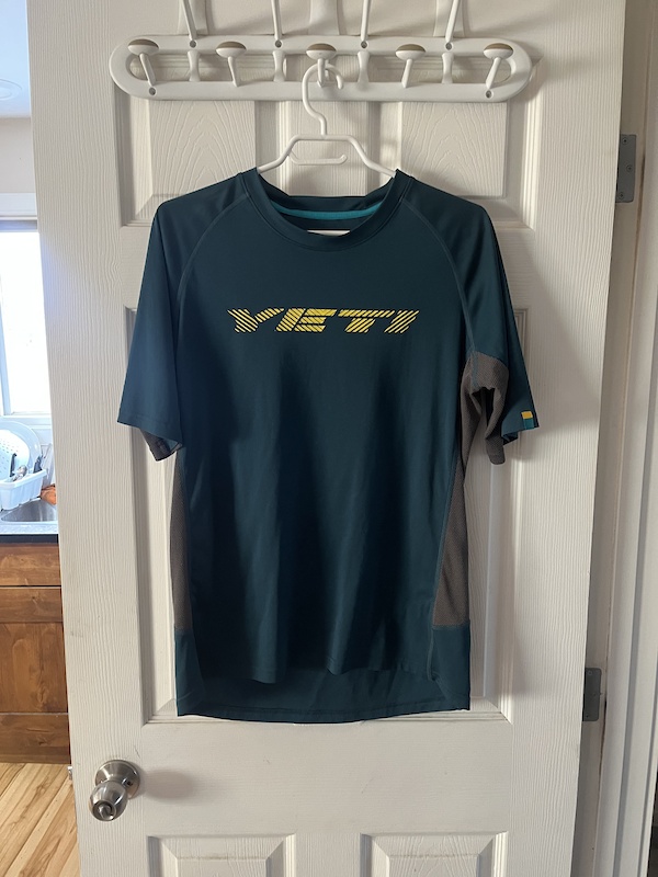 2022 Yeti Jersey and pants size medium For Sale