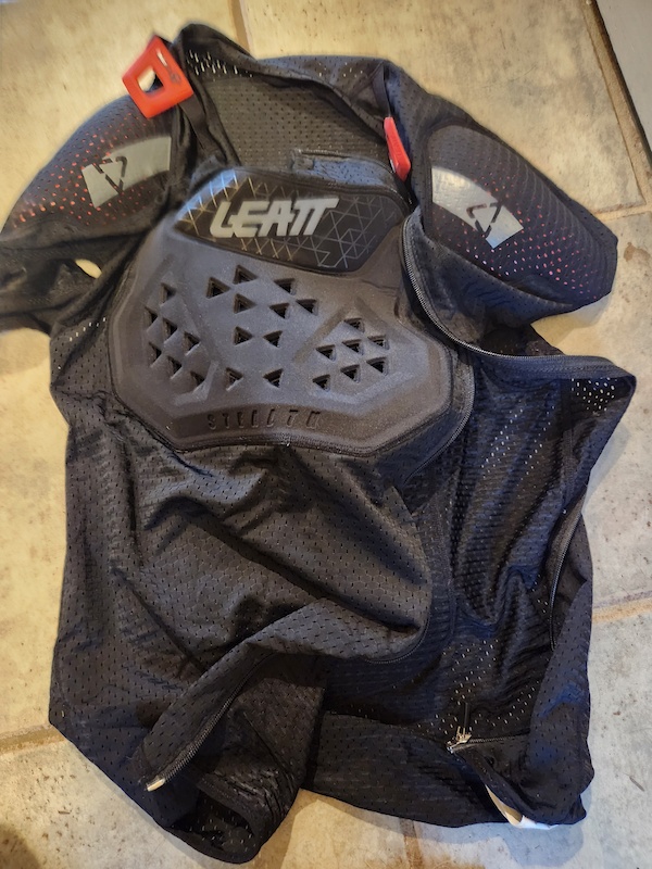 2021 Leatt BodyTee Airflex Stealth body armor size XL For Sale