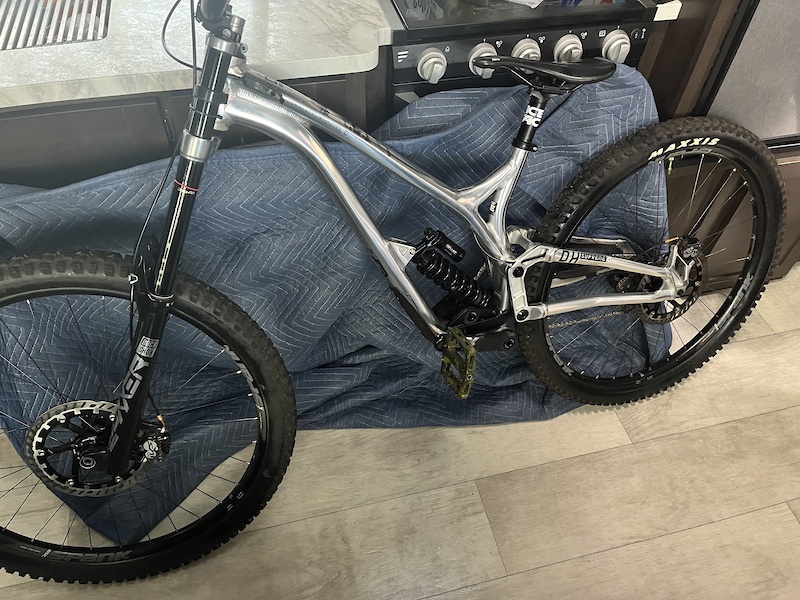 2021 Commencal supreme DH v4 29er comes with 2 shocks For Sale