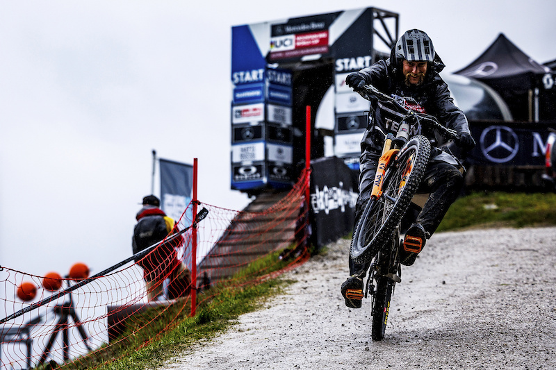 Video: Trackside With the Santa Cruz Syndicate - Pinkbike