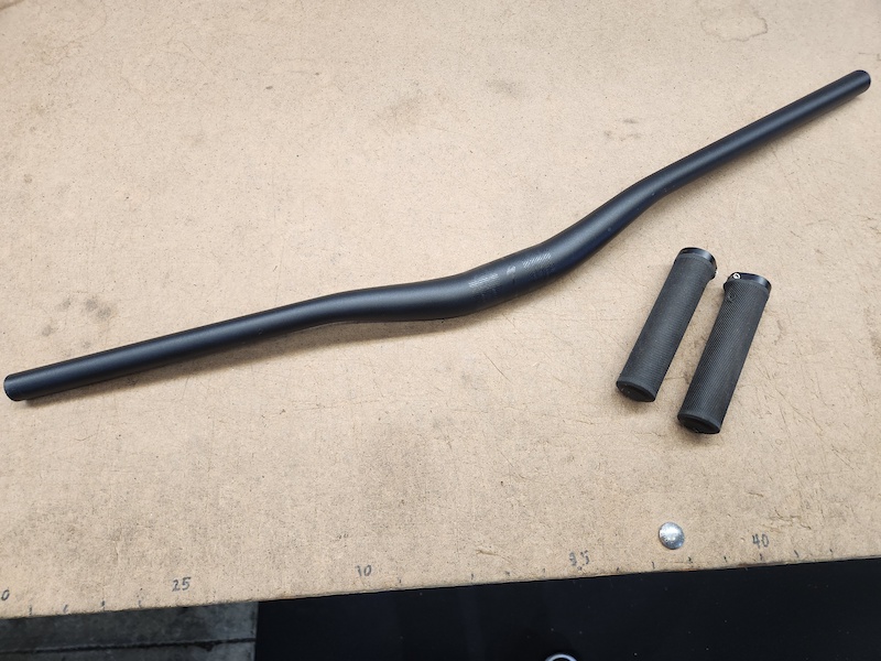 2022 Specialized Alloy Riser Handlebar 780mm & grips For Sale