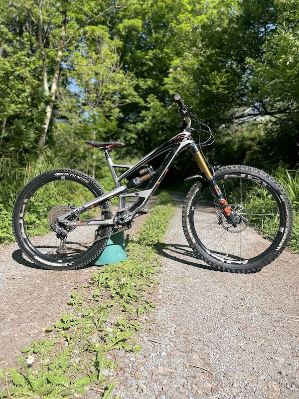 2017 YT Capra CF pro race 27.5 size medium For Sale