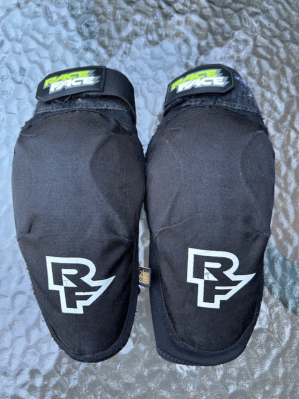Race Face elbow pads, size small For Sale