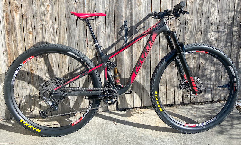 2019 Pivot Mach 4 SL - Size Small / Black and Red For Sale