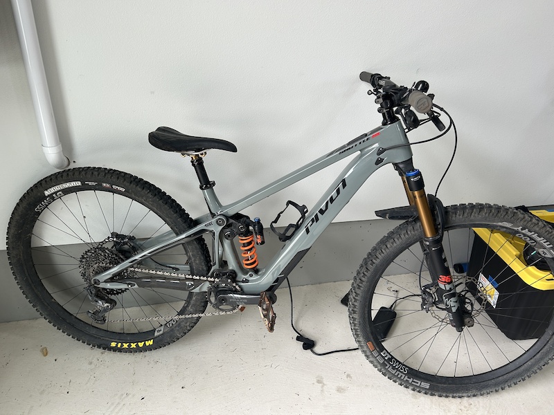 2022 Pivot Shuttle SL X01 Size Medium For Sale