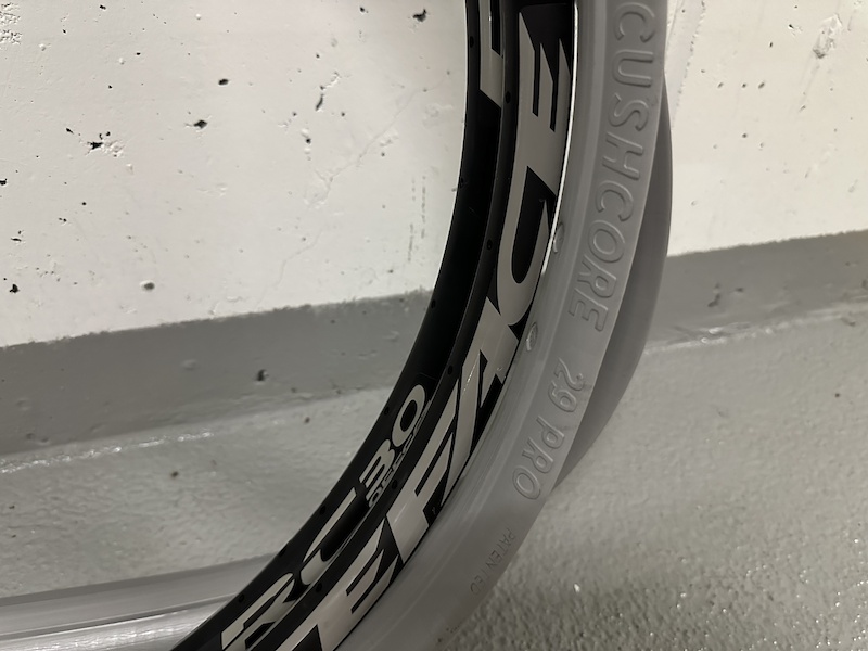 2022 Set of Race Face Arc HD 30 aluminum rims with Cushcore For Sale