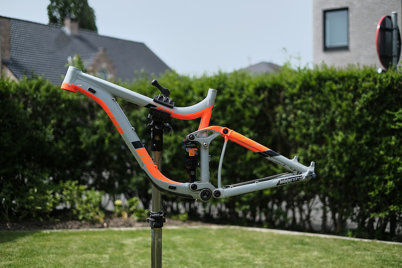 2017 Giant Reign frame & Monarch 160mm shock, size M. For Sale