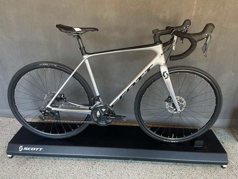 2020 Scott Addict 20 Disc / Medium 54cm For Sale