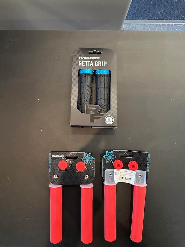 2022 NEW Race Face Getta Grip - Black/Turquoise For Sale
