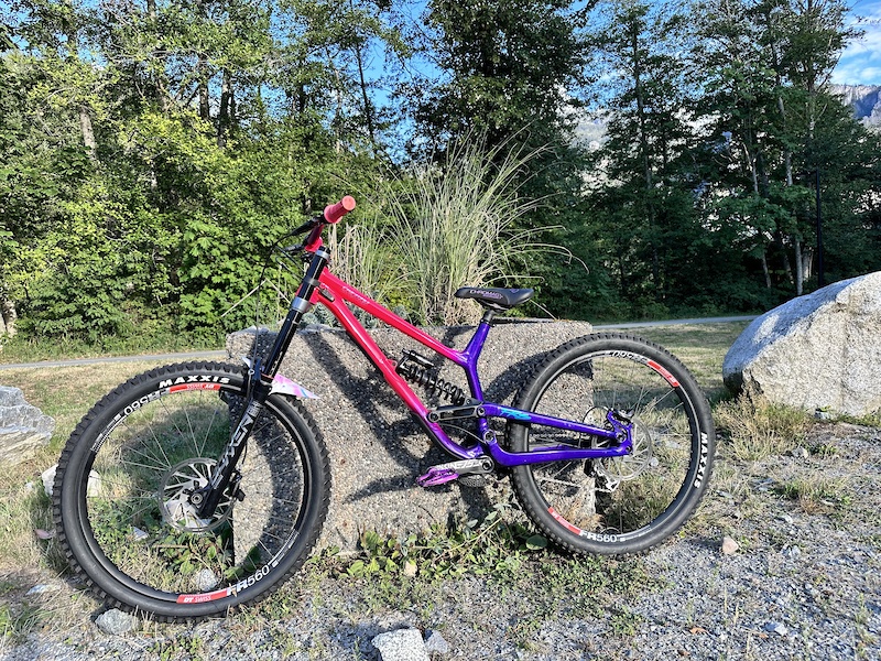 2022 Custom Build w/ Beauty Paint Job Commencal FRS For Sale