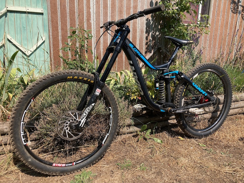 2016 Giant glory with one ride/5 laps and Boxxer world cup For Sale